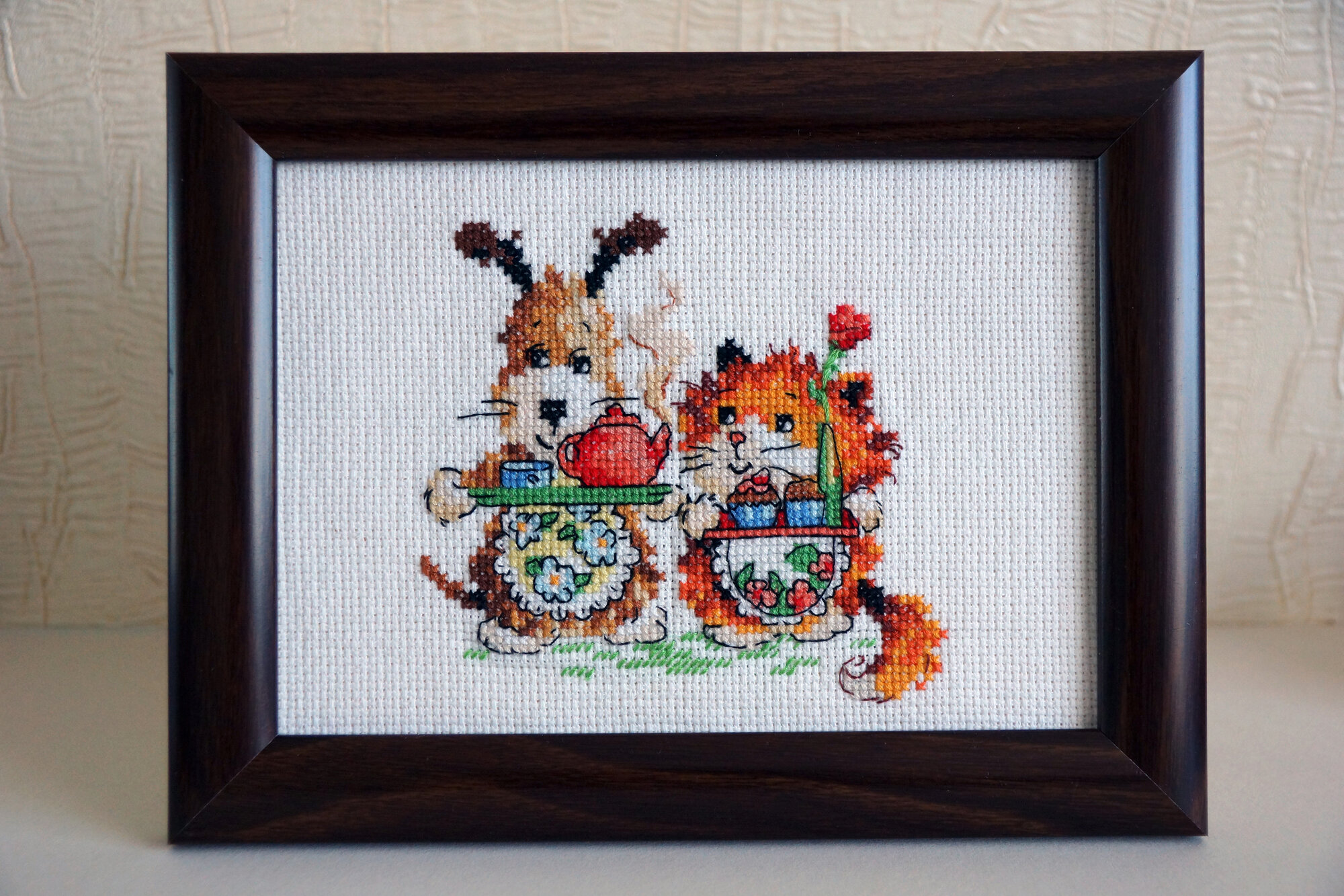 Милые зверюшки. Чаепитие • Картина вышитая в раме • Вышивка ручной работы
