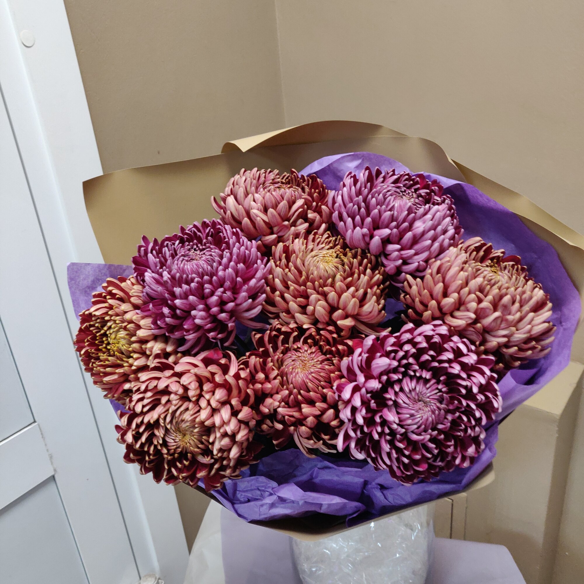 Букет вишнёвых хризантем бигуди в крафте (9шт)