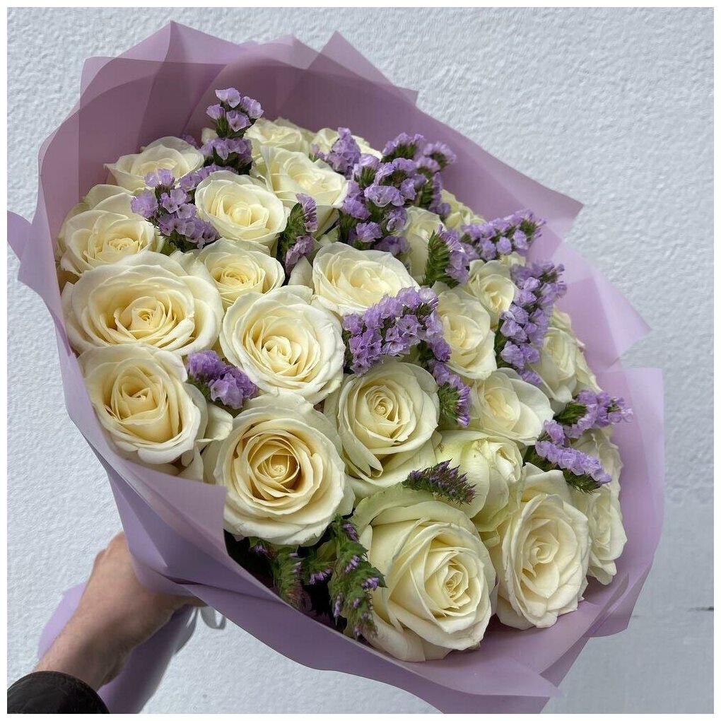 Букет из 31 белой розы и статицы