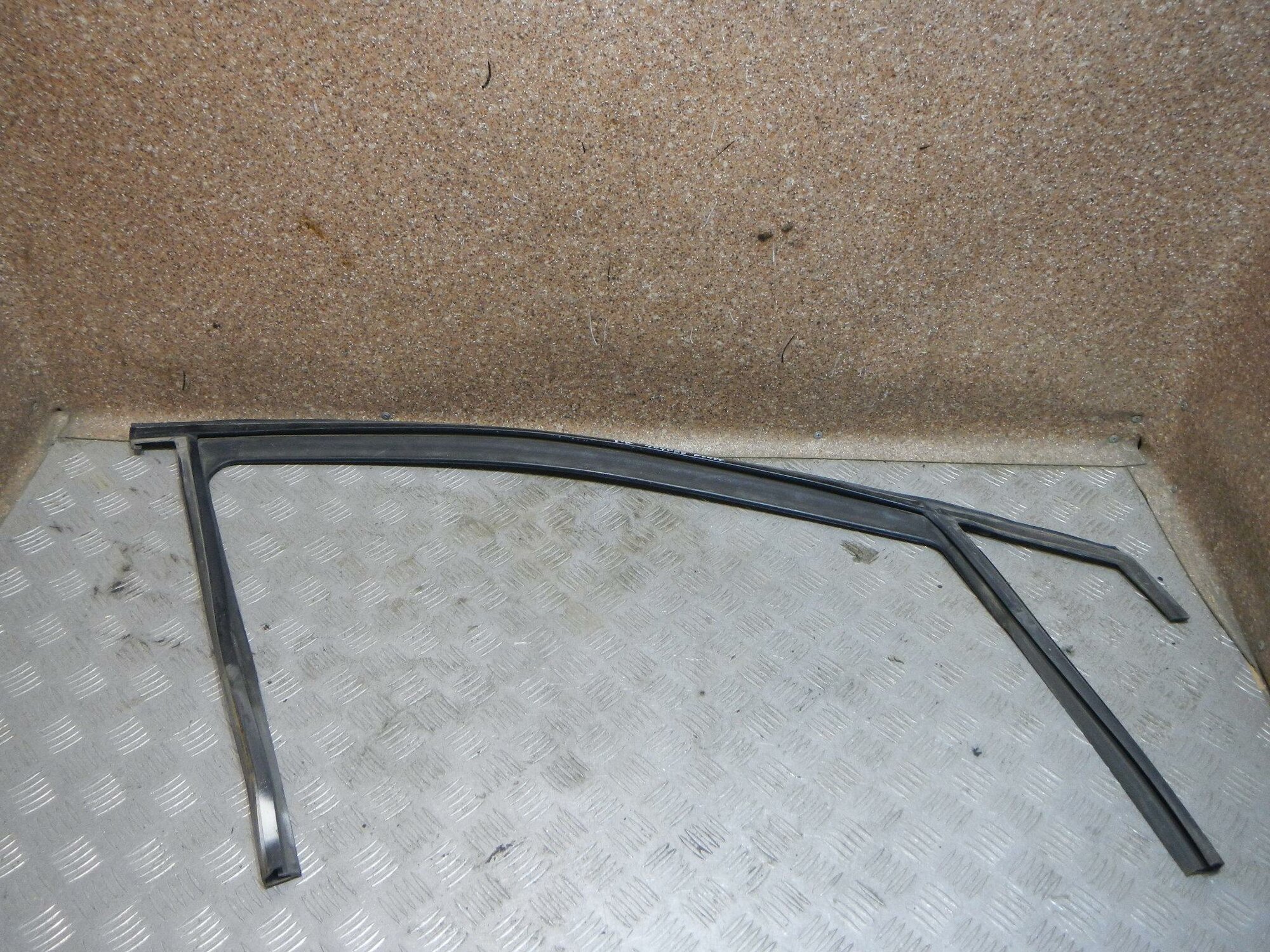 Б/У Уплотнитель стекла двери передней правой, Chery (Чери)-BONUS A13 (11-14) Chery BONUS A13 (11-14) Царапины. 464055 CH...