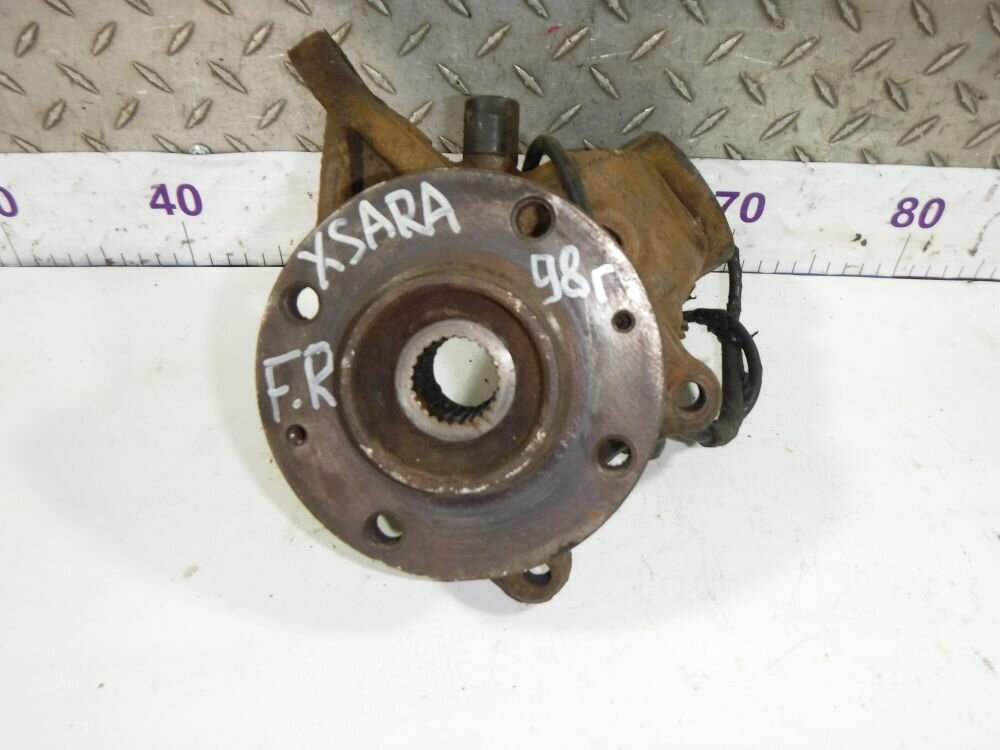 Кулак передний правый Citroen Xsara