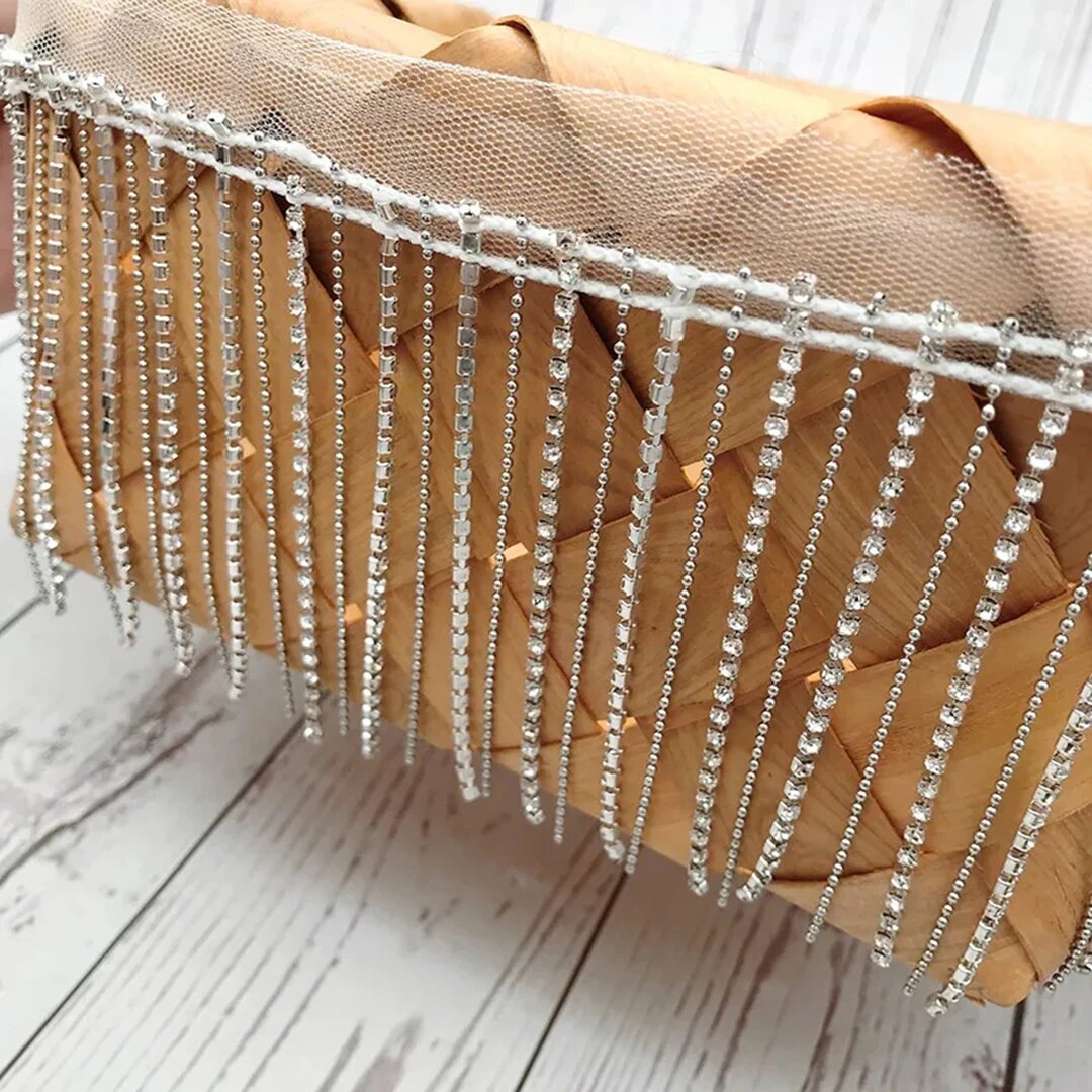 Кружевная тесьма с бахромой, цепочкой и кристаллами 50 см белый