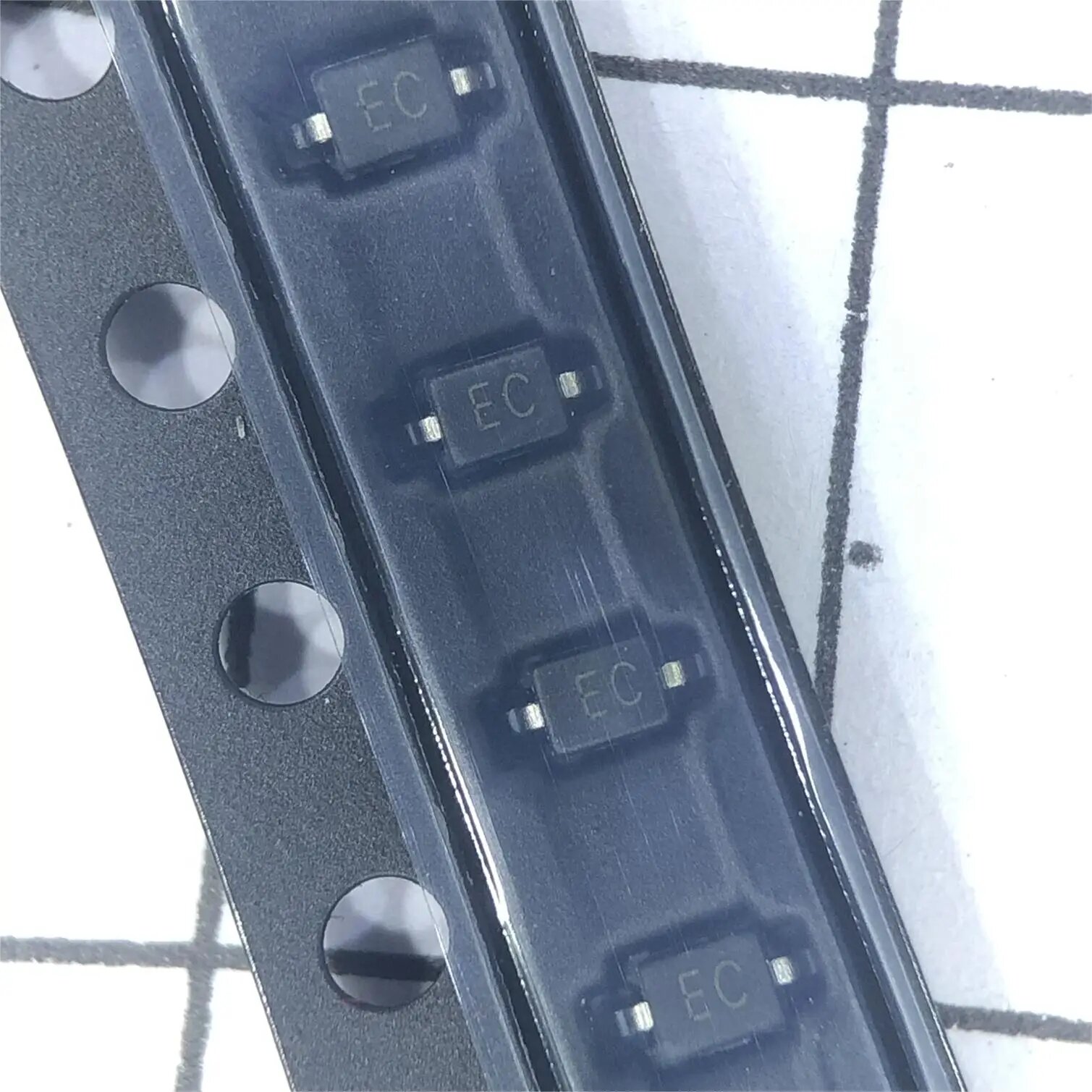 50 шт. хранилищ для электроники QINQU SOD-323