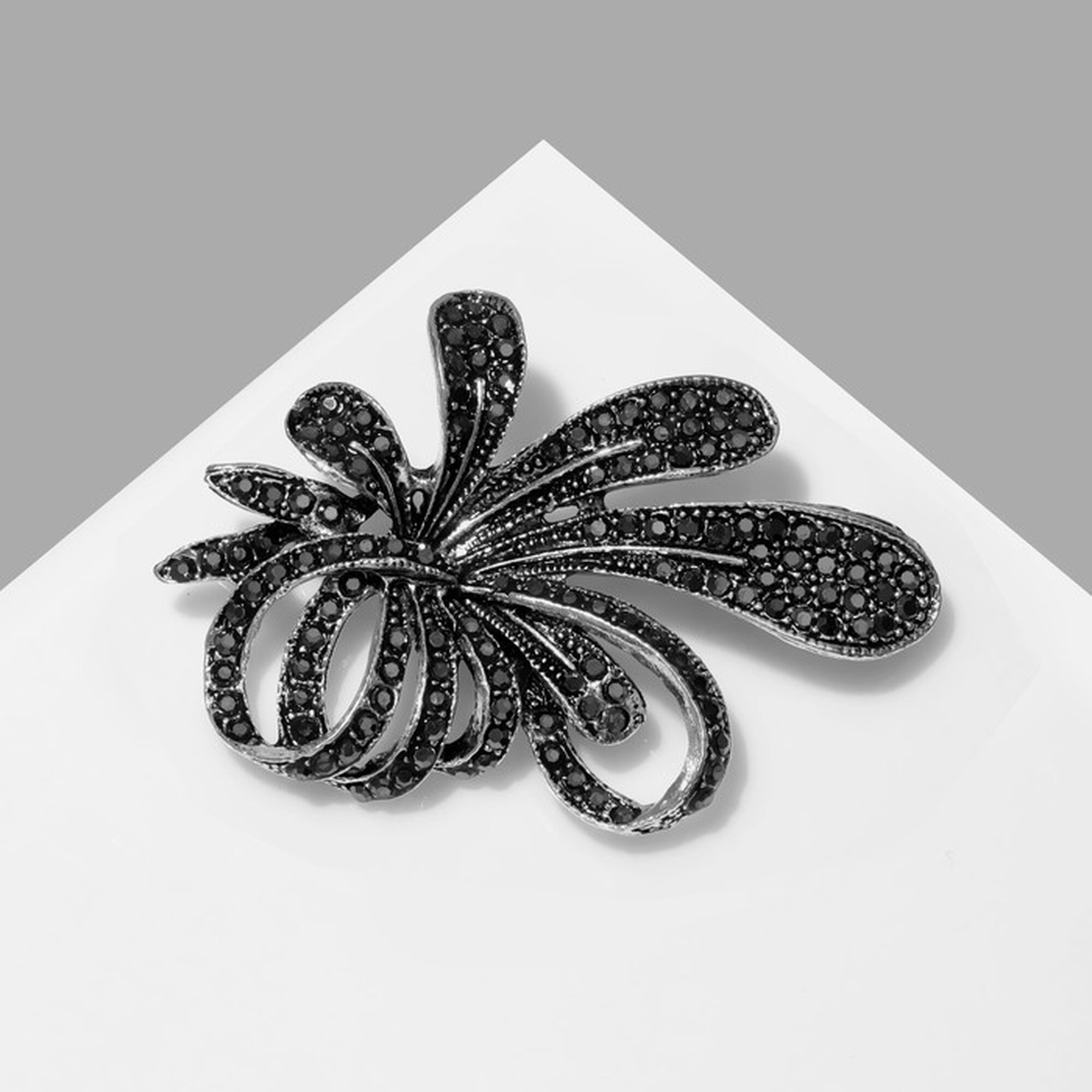 Брошь, стразы