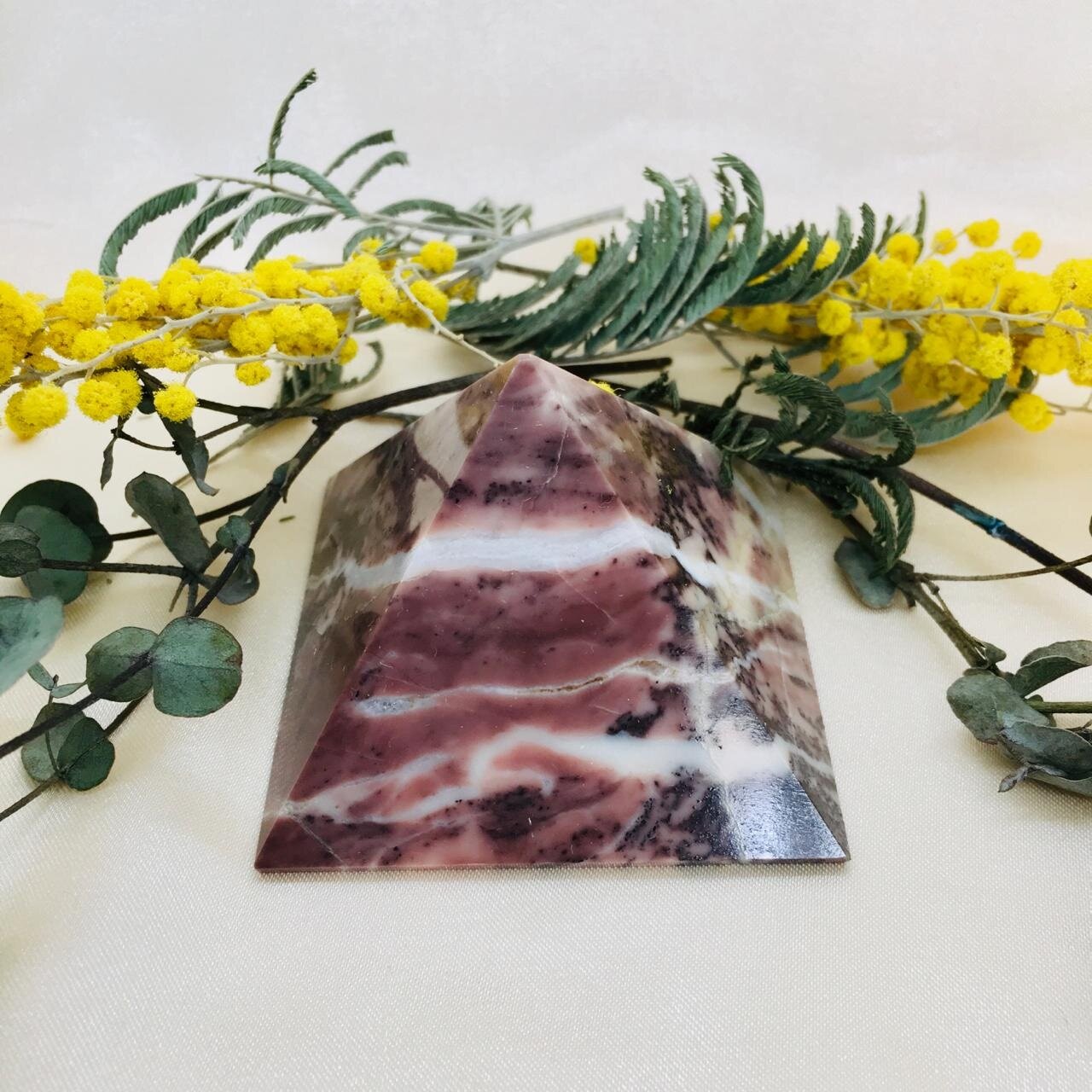 Подарок Сувенир доломит в форме пирамиды