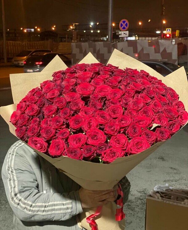 Букет Well Flowers, розы, круглый, 101 цветок, высота 70 см, красная, букет свежих цветов