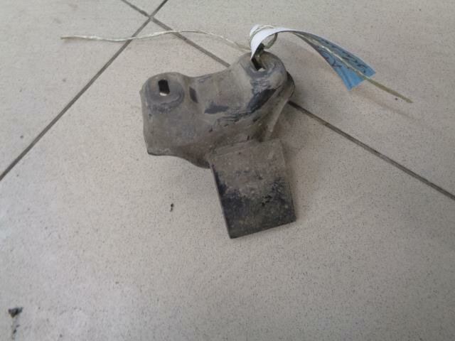 Кронштейн заднего бампера центральный от Audi 80, 90 B3 1986-1991