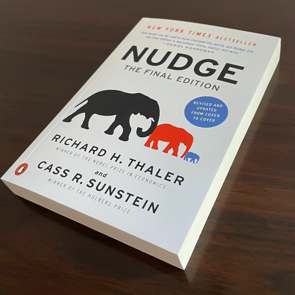 Nudge: Окончательное издание от Ричарда Х. Талера и Касса Р. Санстайна (Английская книга)