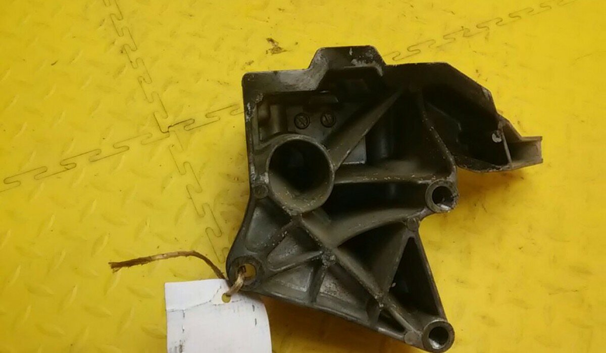 Кронштейн двигателя Octavia Tour (A4 1U-) Skoda 030199275A