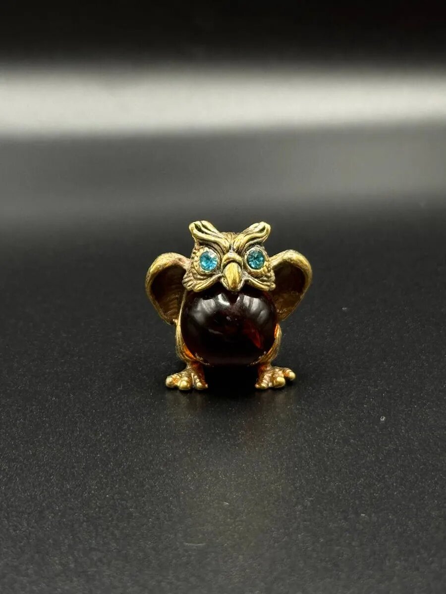 Фигурка Декоративная миниатюра Сова изготовлена из латуни и янтаря, 2 см