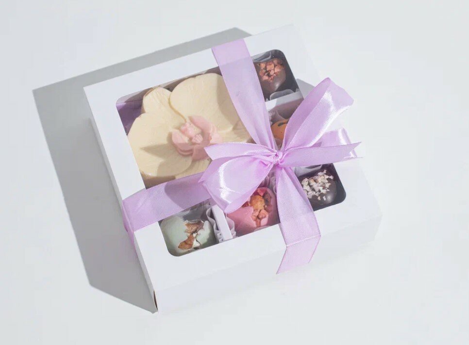 Набор 5 конфет в виде сердца и цветок орхидеи от choco.cake.hand.