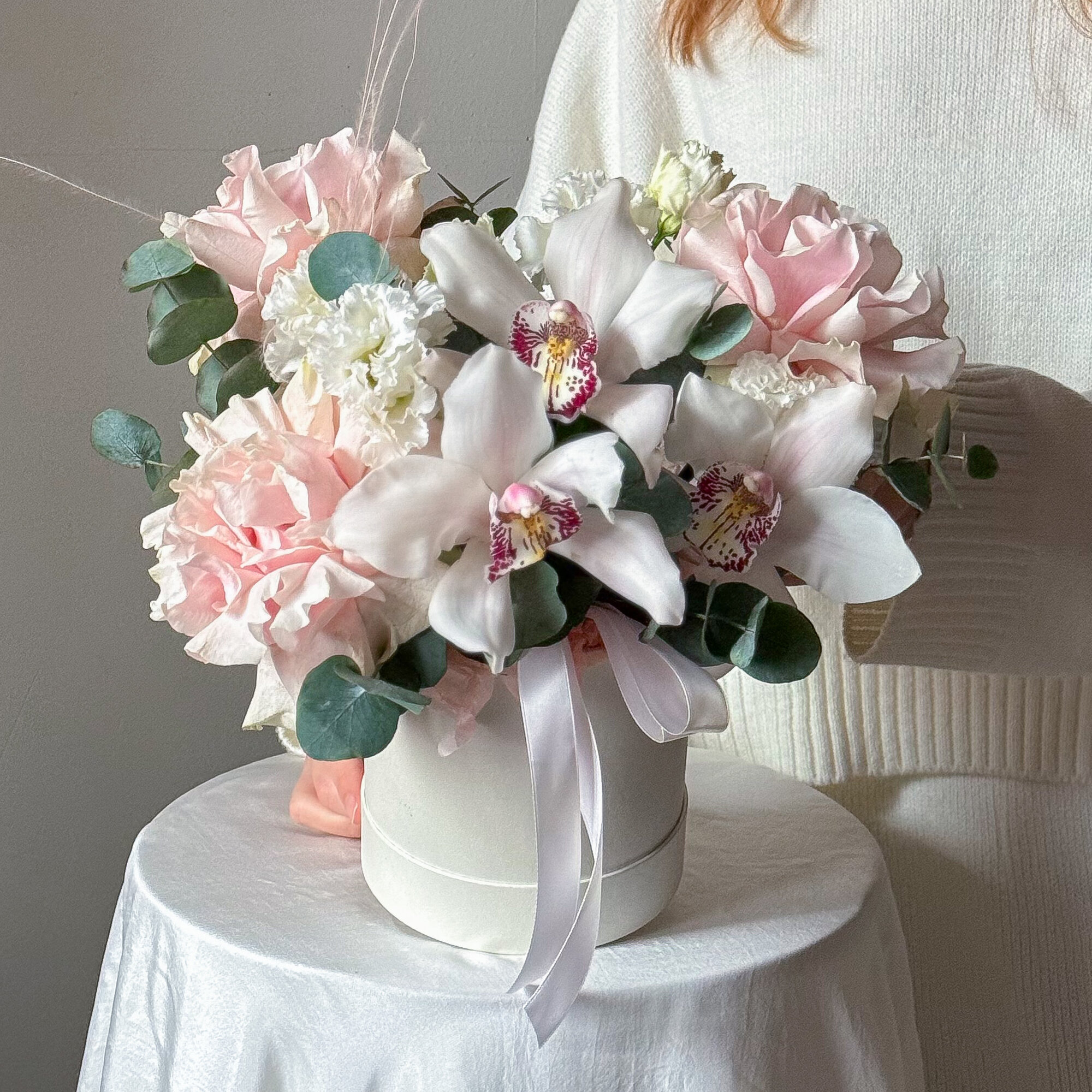 Композиция с французскими розами и орхидеями, оформленная в шляпной коробке. Veresk 870