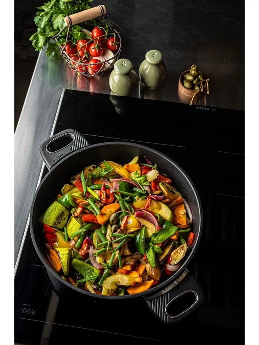 Кастрюля с антипригарным покрытием 2,5 литра.