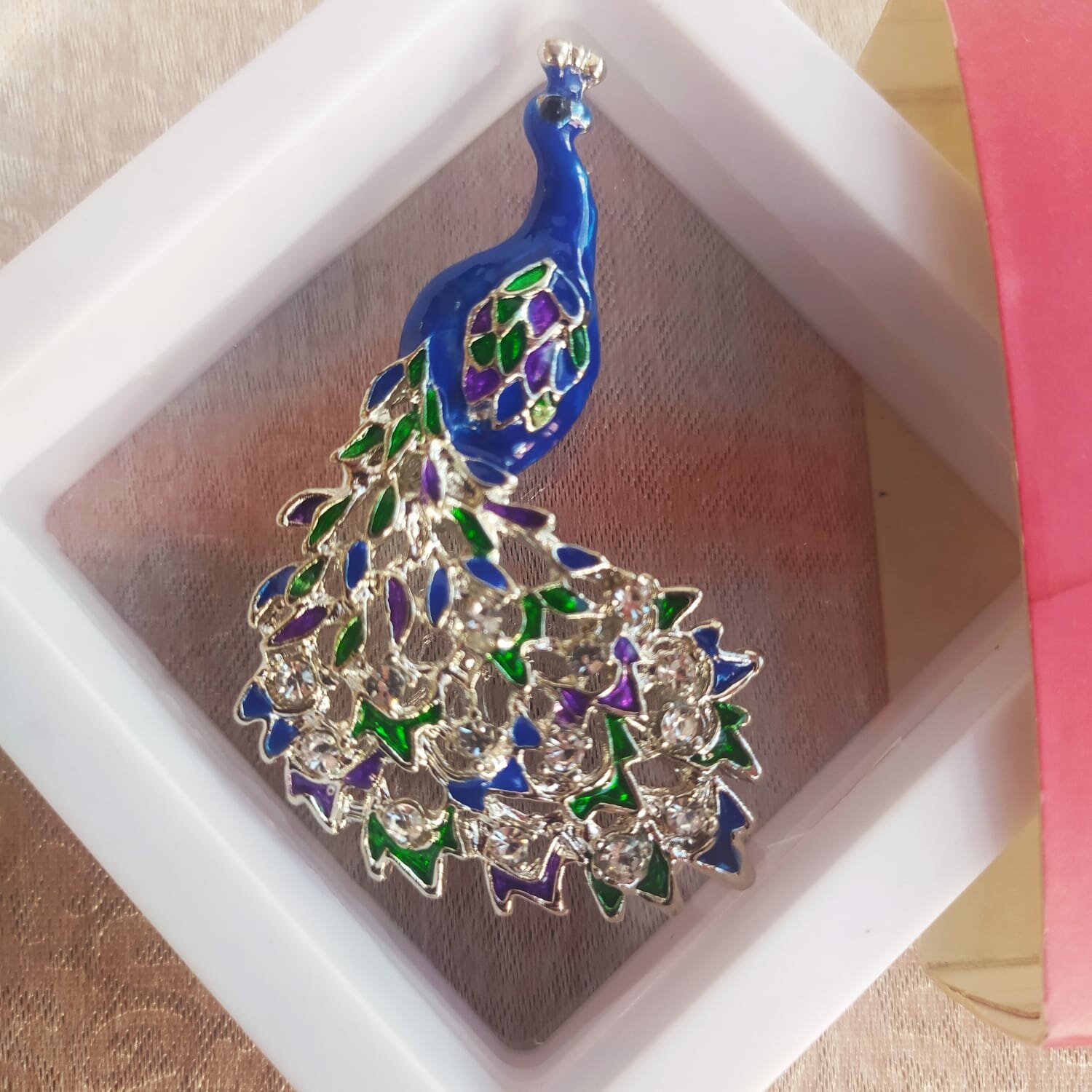 Брошь, стразы, эмаль