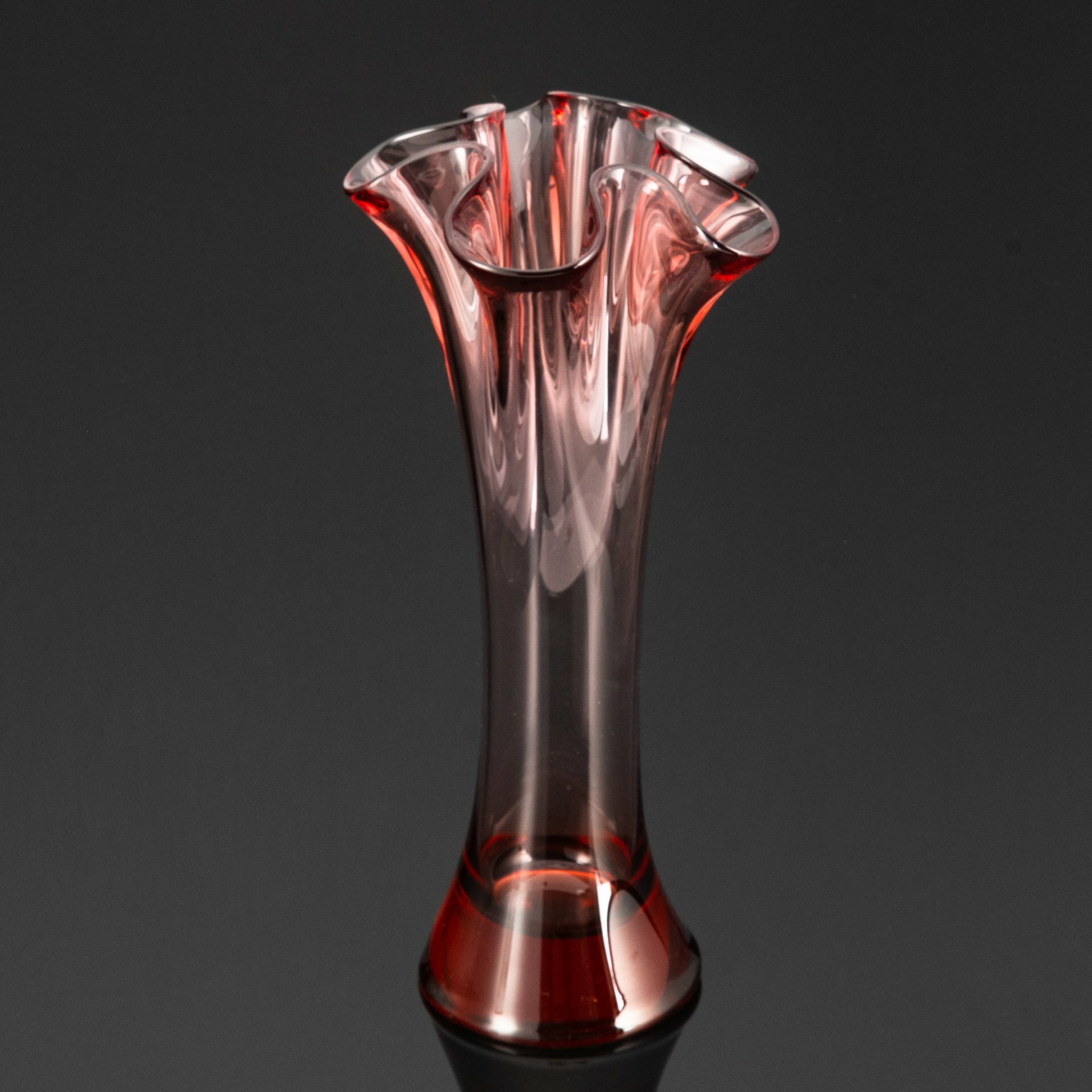 Ваза розового оттенка с волнистым бортом, стекло, СССР, 1960-1980 гг.