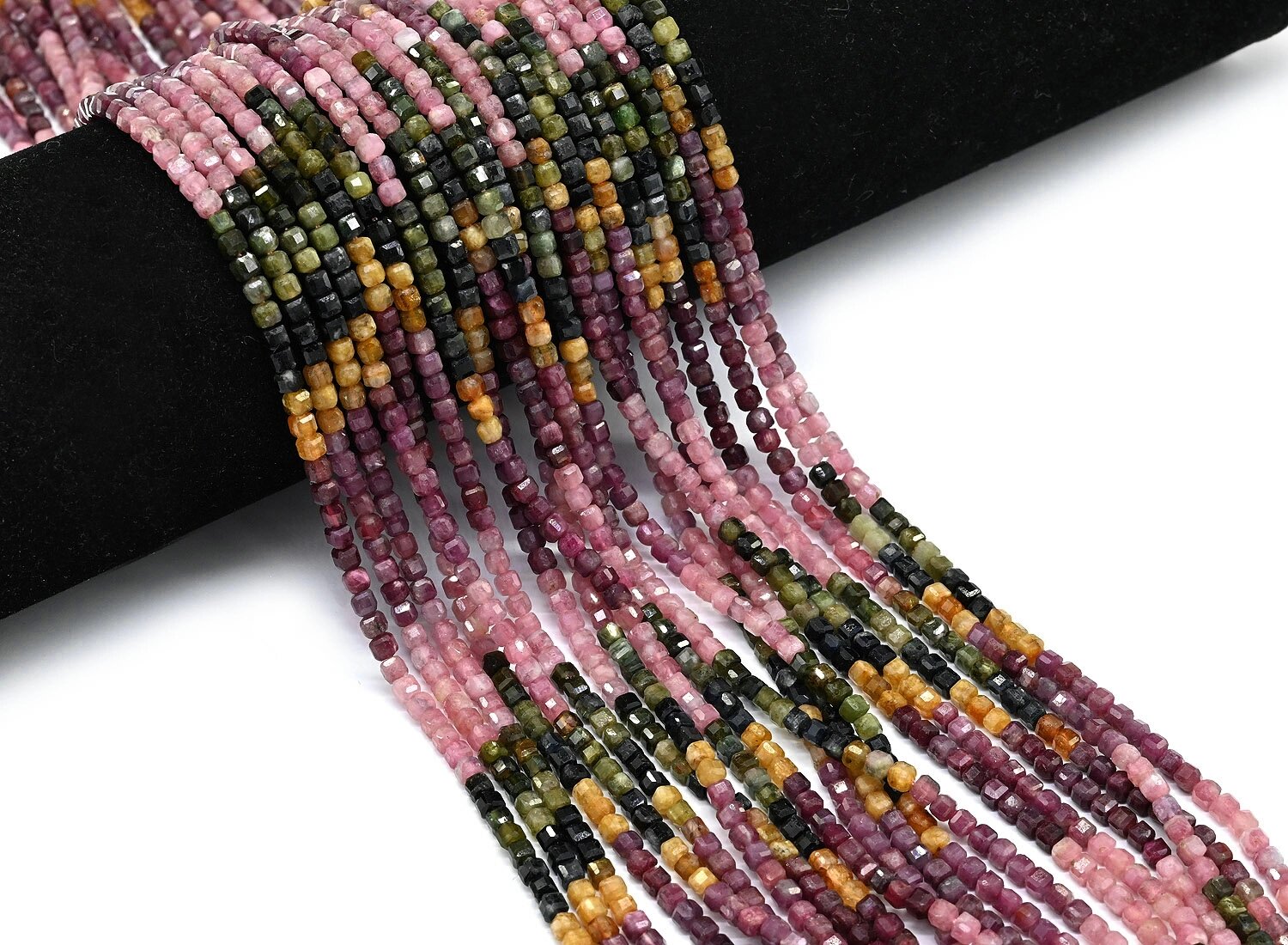 Бусины из турмалина кубик гр.3мм, 39,5см, 130 бусин .