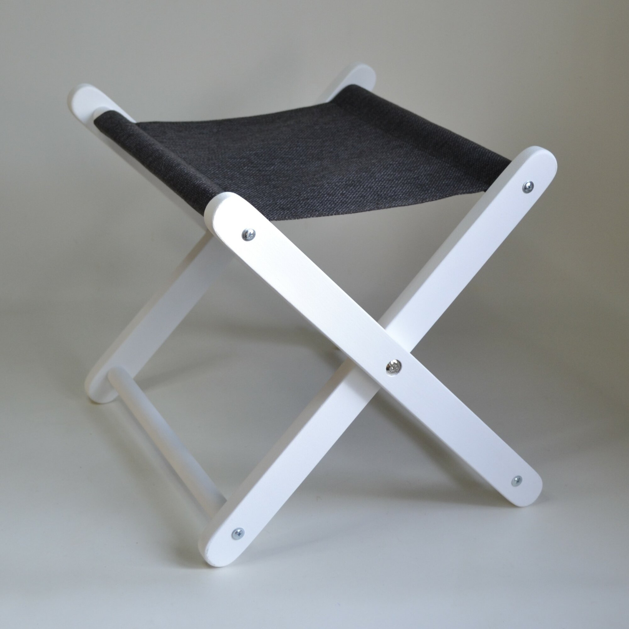 Подставка для сумок из рогожки коричнево-серая шахматка с белой деревянной основой