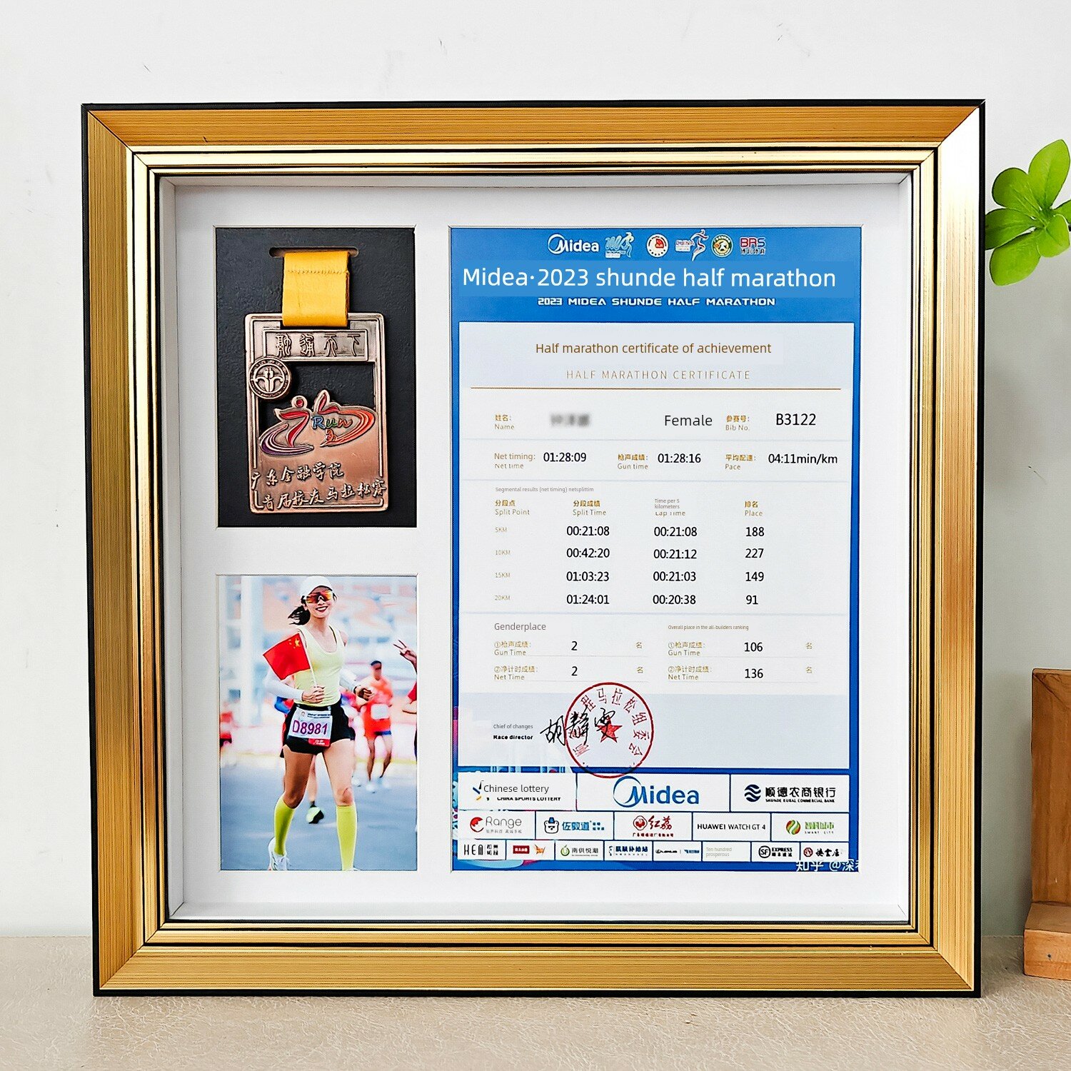 Деревянная рамка для сертификатов с черным фоном, 30 см, три окна и одно отверстие для наград