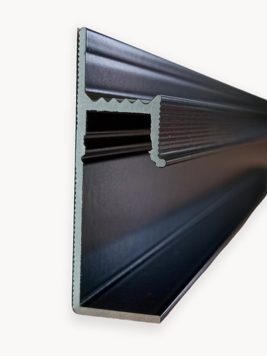 Плинтус теневой PRO-interyer PI-1-5 чёрный (45x15x2050) без рассеивателя