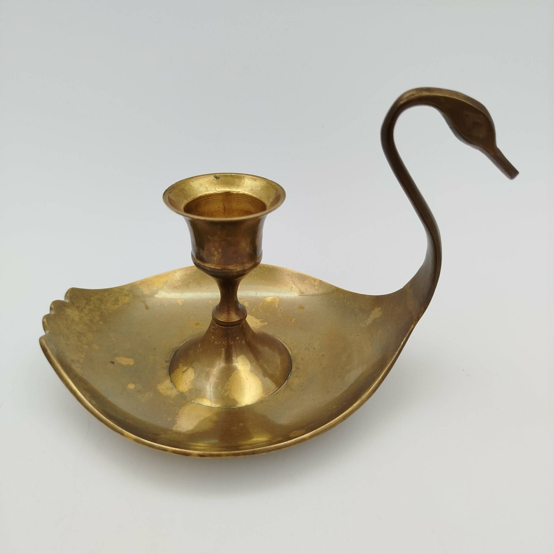 Подсвечник на одну свечу с ручкой в виде лебедя, латунь, литье, Западная Европа