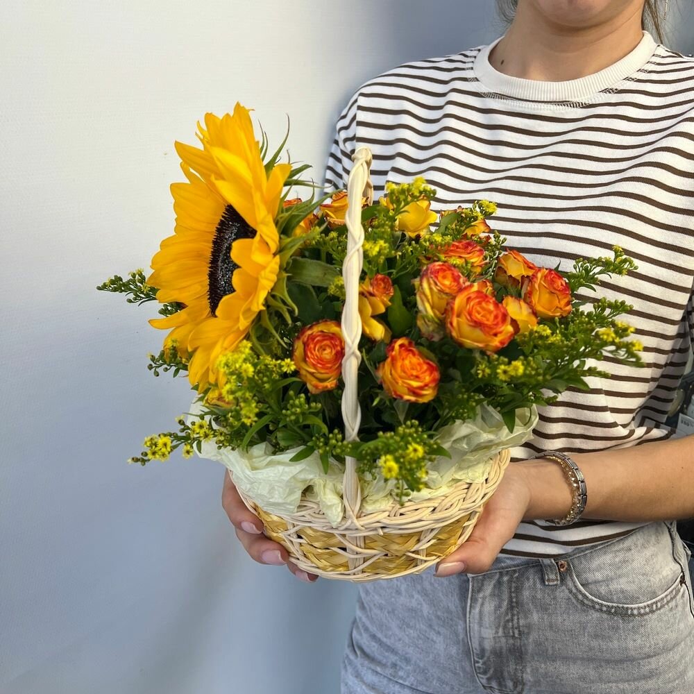Авторский букет 42 - корзинка с подсолнухом