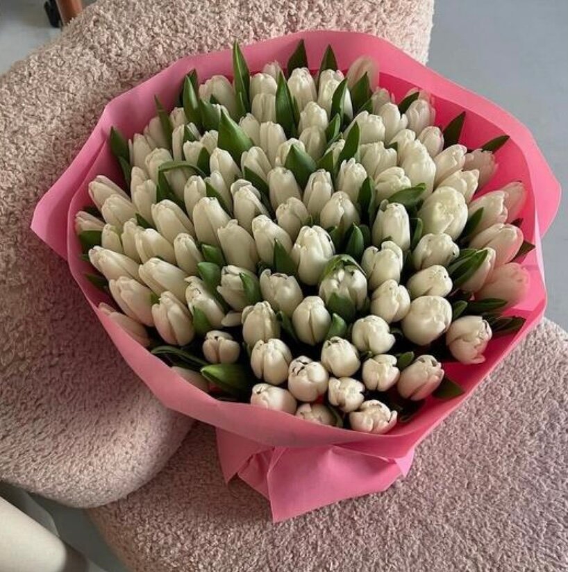 Букет живых цветов, белые тюльпаны NURA FLOWERS 101 цветок, высота 50 см