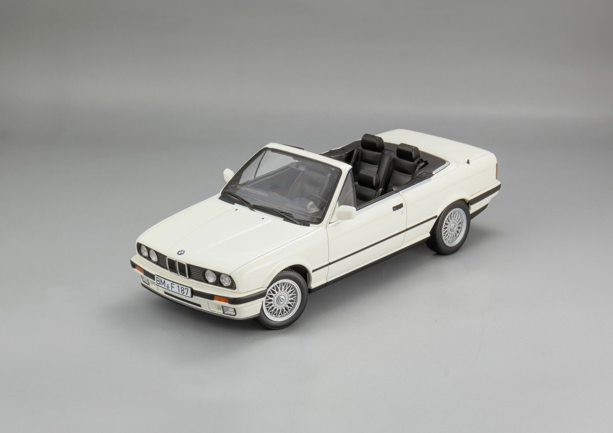 Коллекционная масштабная модель 1:18 BMW 325i Cabriolet - 1991 от Norev