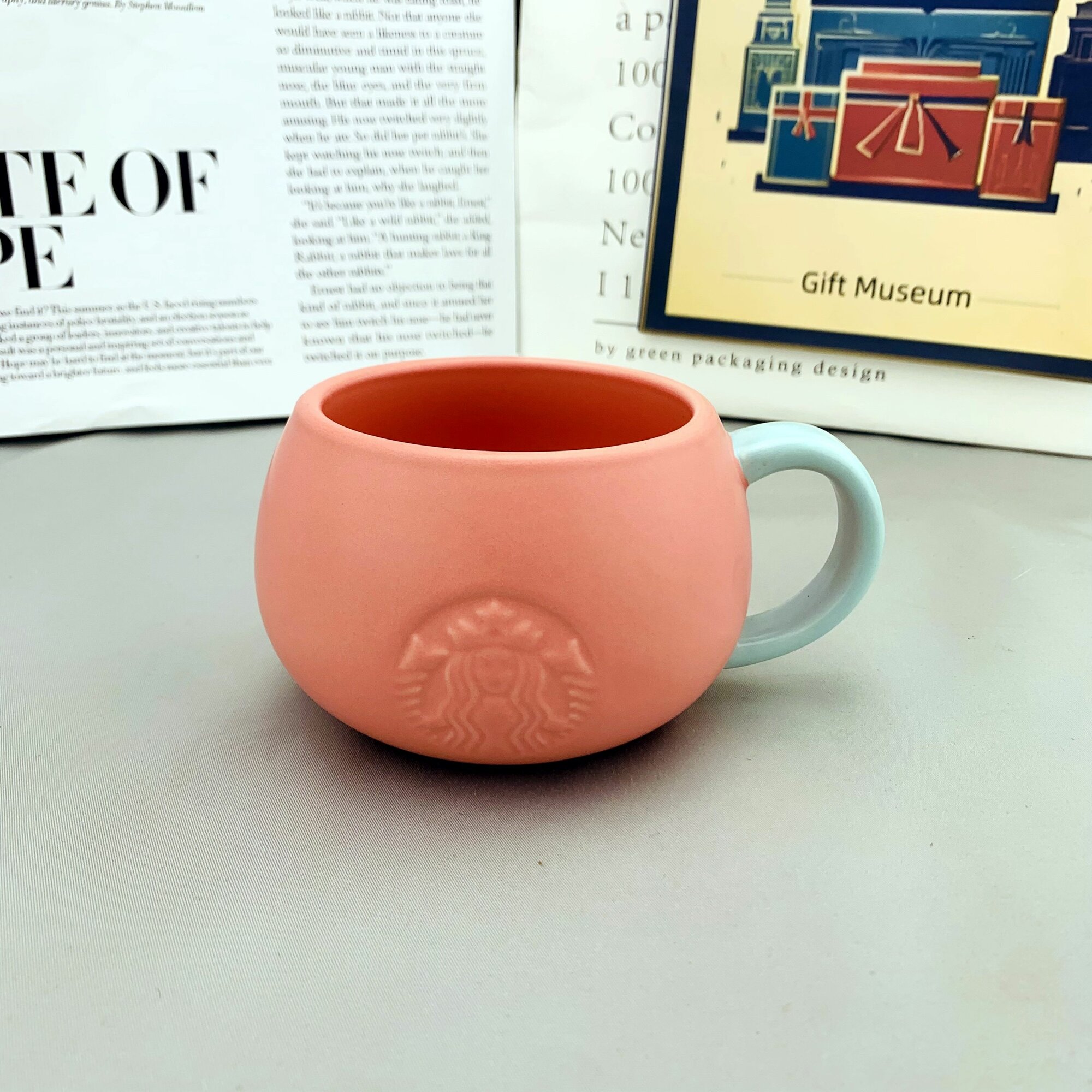 Кружка керамическая Starbucks с изображением поросенка, белая с темно-синими и черно-серыми деталями, 30×20×10 см, 1.1 к