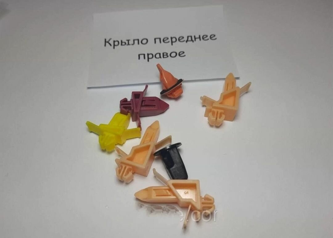 Клипсы крепления разшерителя переднего правого крыла на Toyota Land Cruiser Prado 120