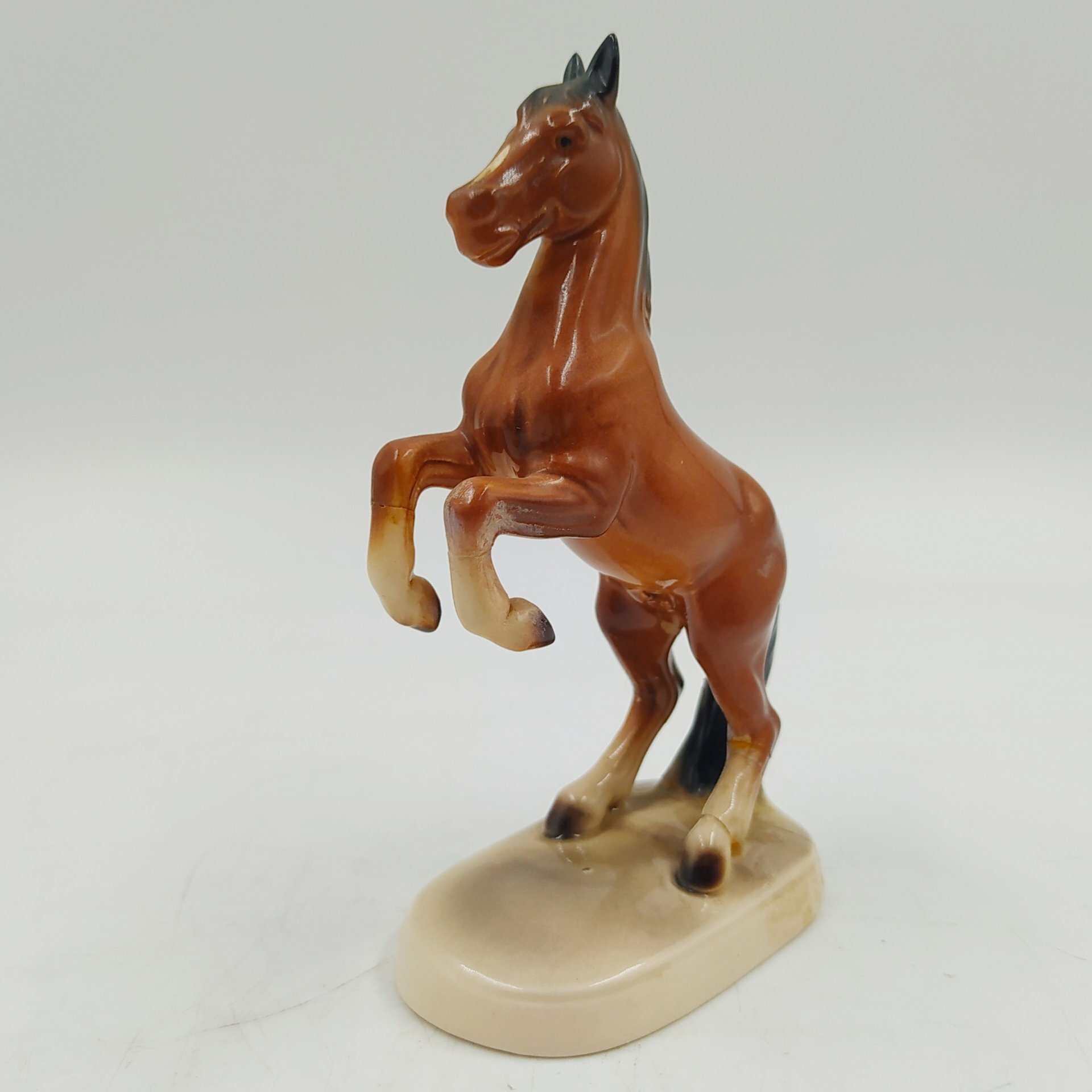 Статуэтка миниатюрная "Конь на дыбах", фаянс, аэрография, Hertwig & Co, Германия