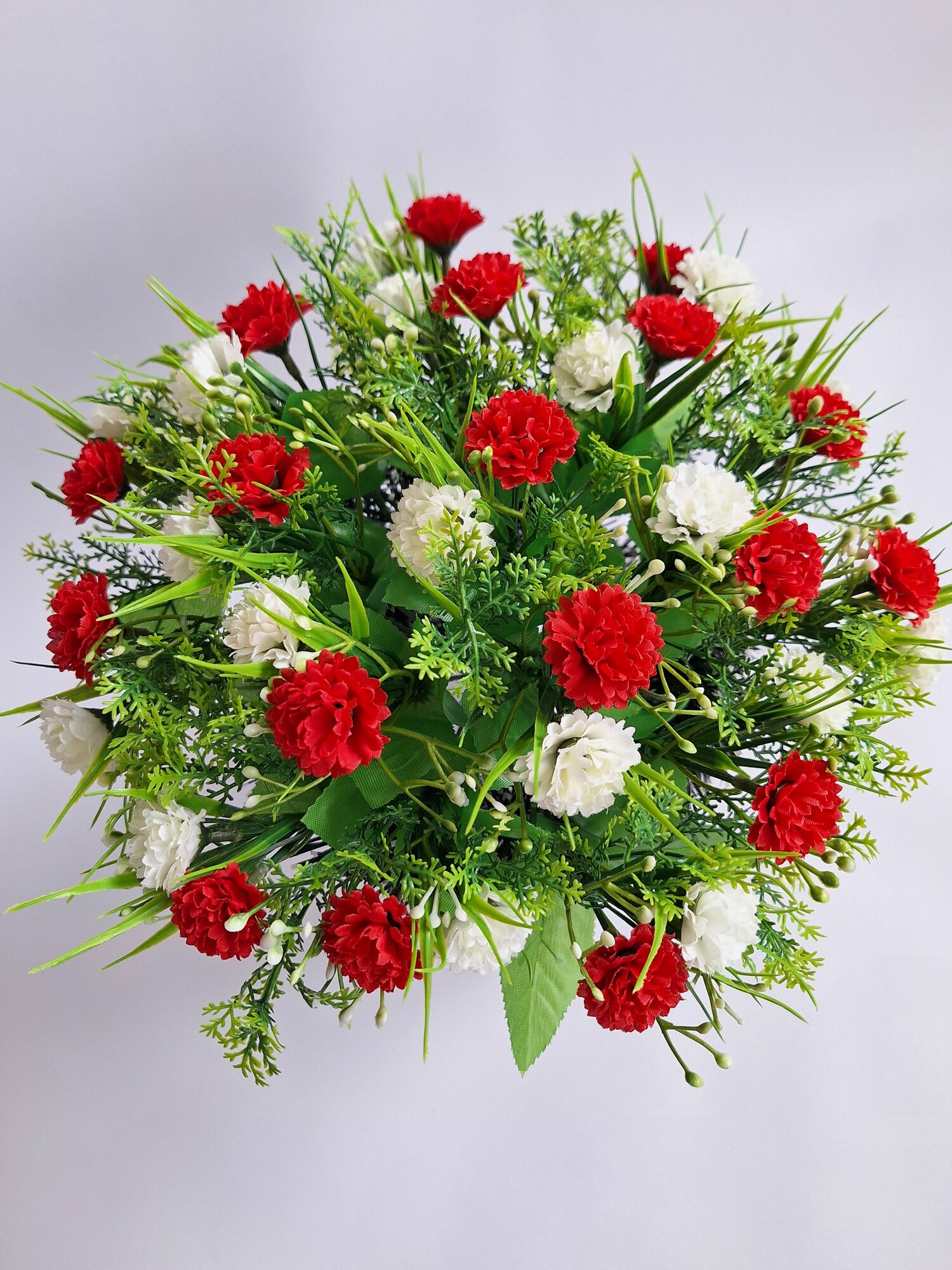 Ритуальная композиция Полянка корзина траурная из искусственных цветов гвоздики