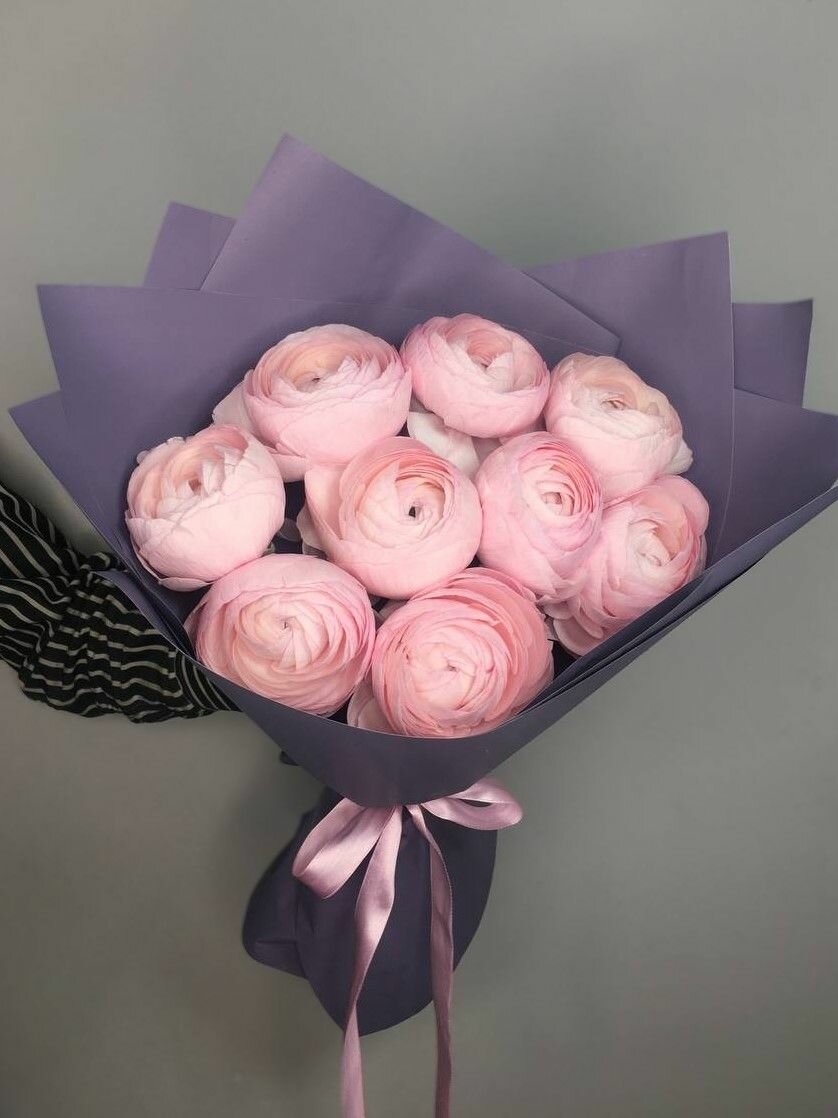Роскошный букет из 9 розовых итальянских ранункулюсов