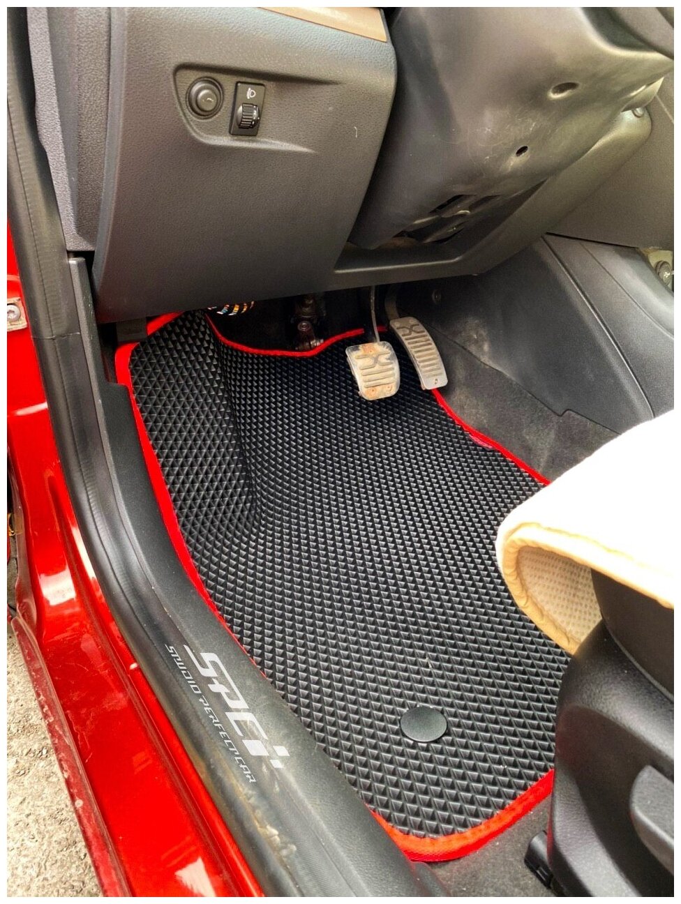 Коврики LADA Vesta с черным ромбом и красным кантом с 3D лапой