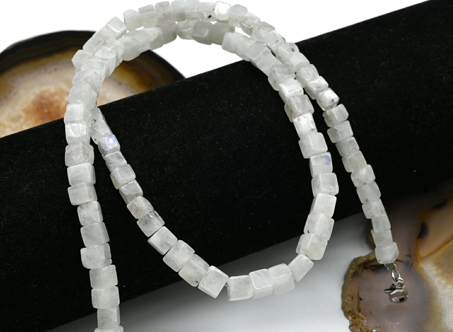 Бусы, лунный камень