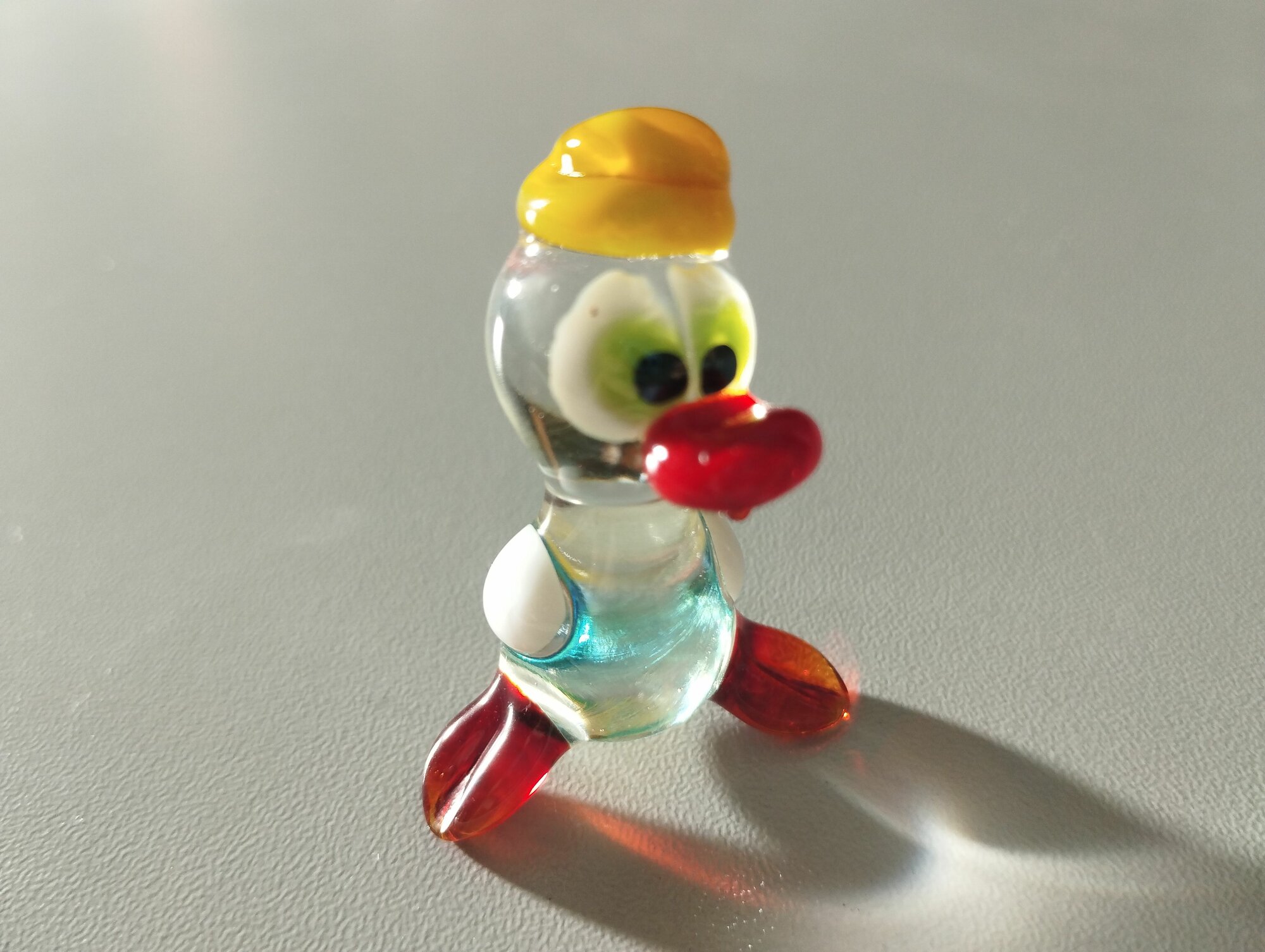 Стеклянная фигурка утенок