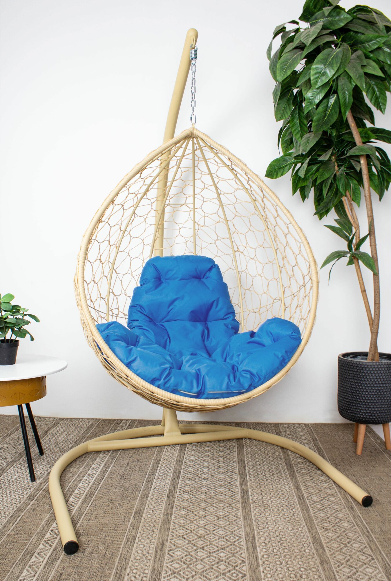 Подвесное кресло капля, с ротангом бежевое, голубая подушка