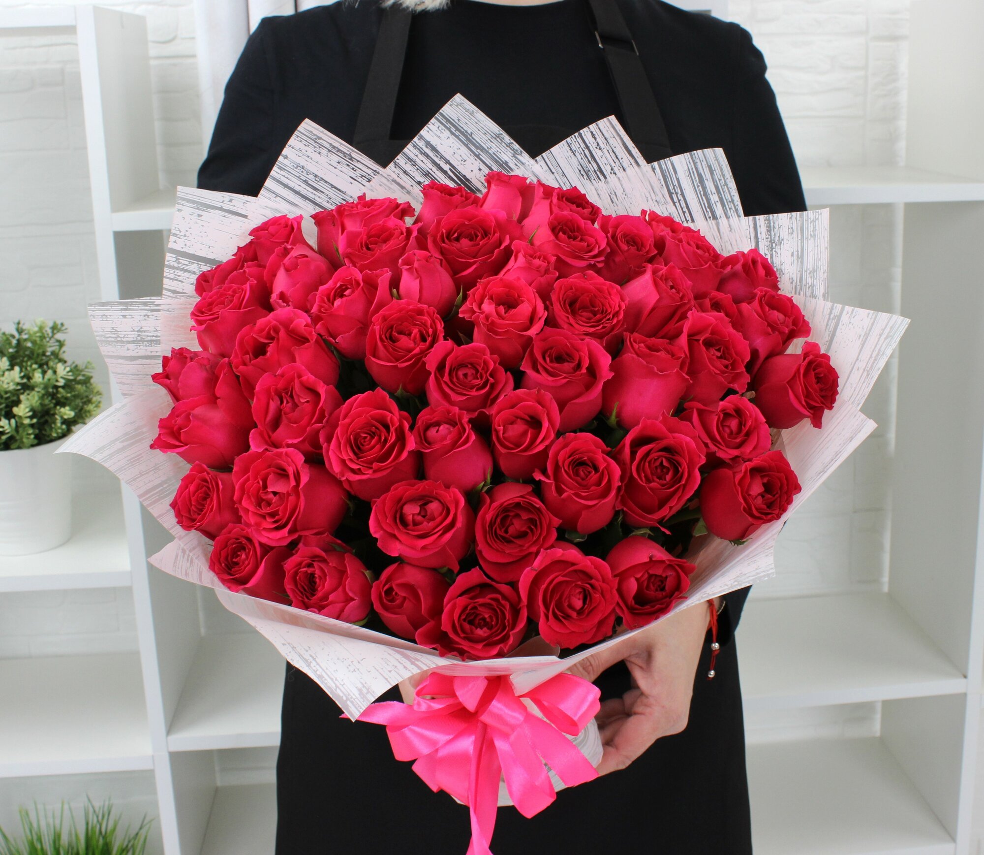 Букет The Floreal, из 51 розы, высота 40 см, малиновый, в аквабоксе