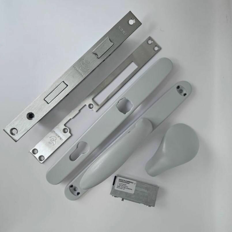 Надежный комплект для калитки (ручка ухват, светло-серая, ral 9006 + замок Stublina + электромагнитная защелка)