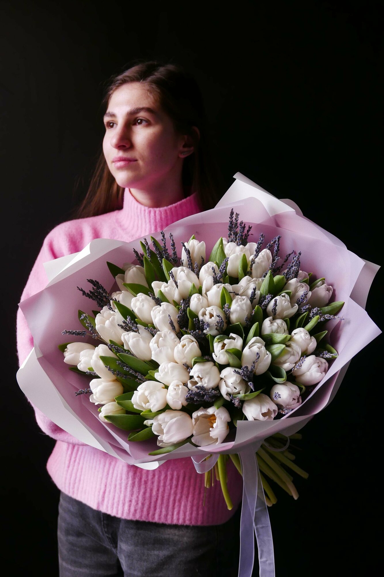Букет из 45 белых тюльпанов с лавандой от студии цветов клумба. москва