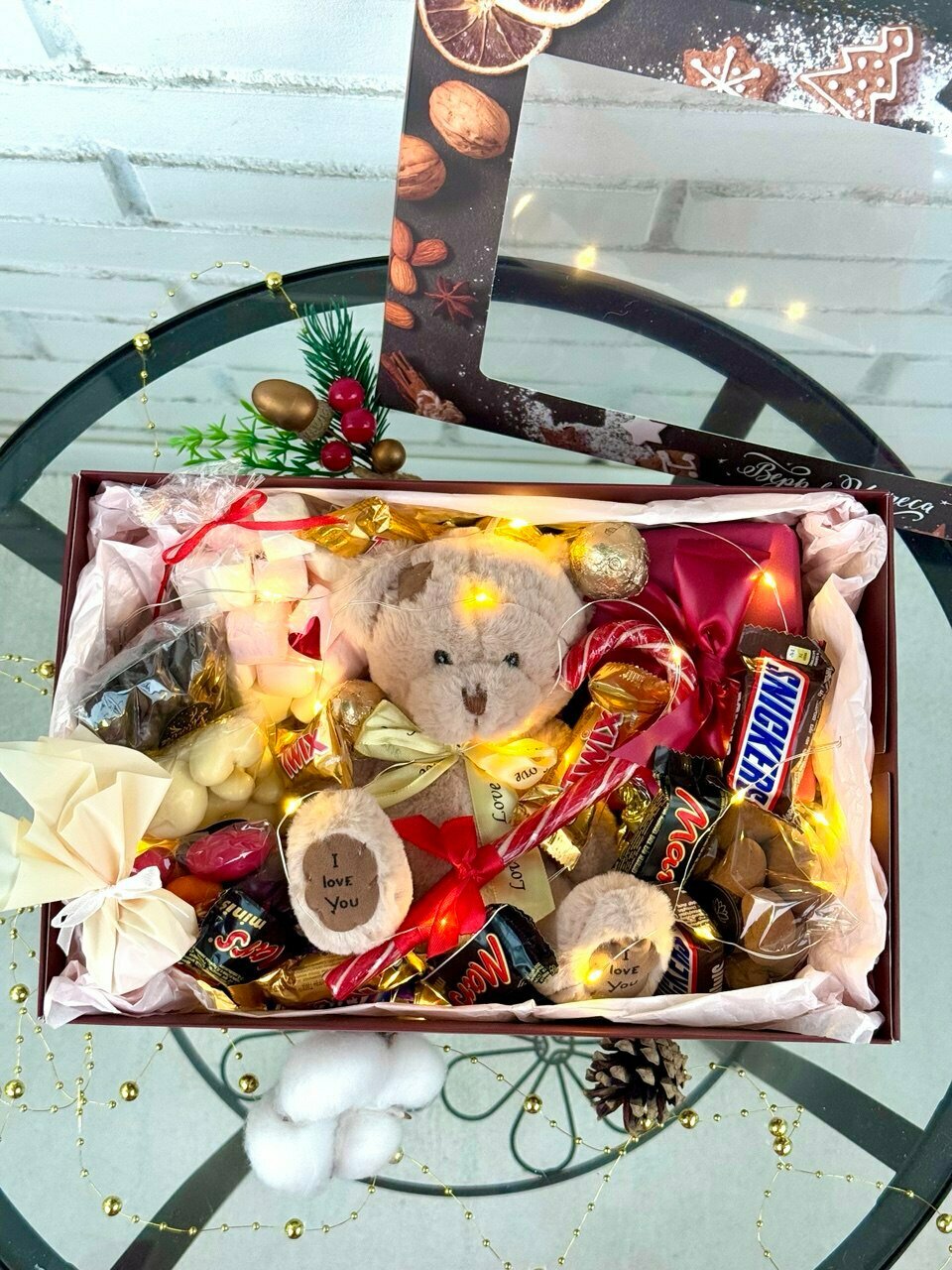 Светящийся подарок La Moon с плюшевым мишкой, бельгийскими шоколадными конфетами ручной работы, орешками в шоколаде, шоколадками, маршмэллоу и другими сладостями
