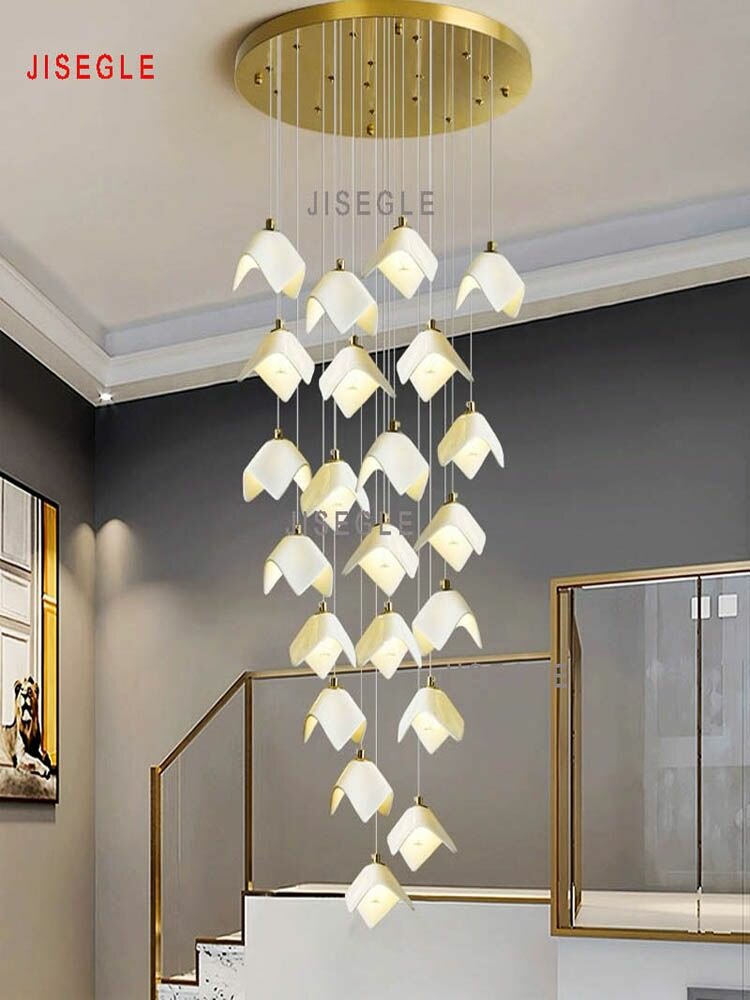 Потолочная люстра для двухуровневой лестницы