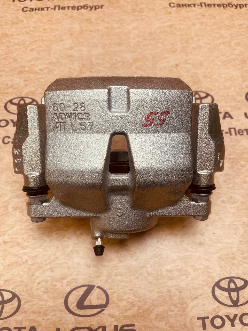 4775033311 Суппорт тормозной передний левый Toyota Camry 70