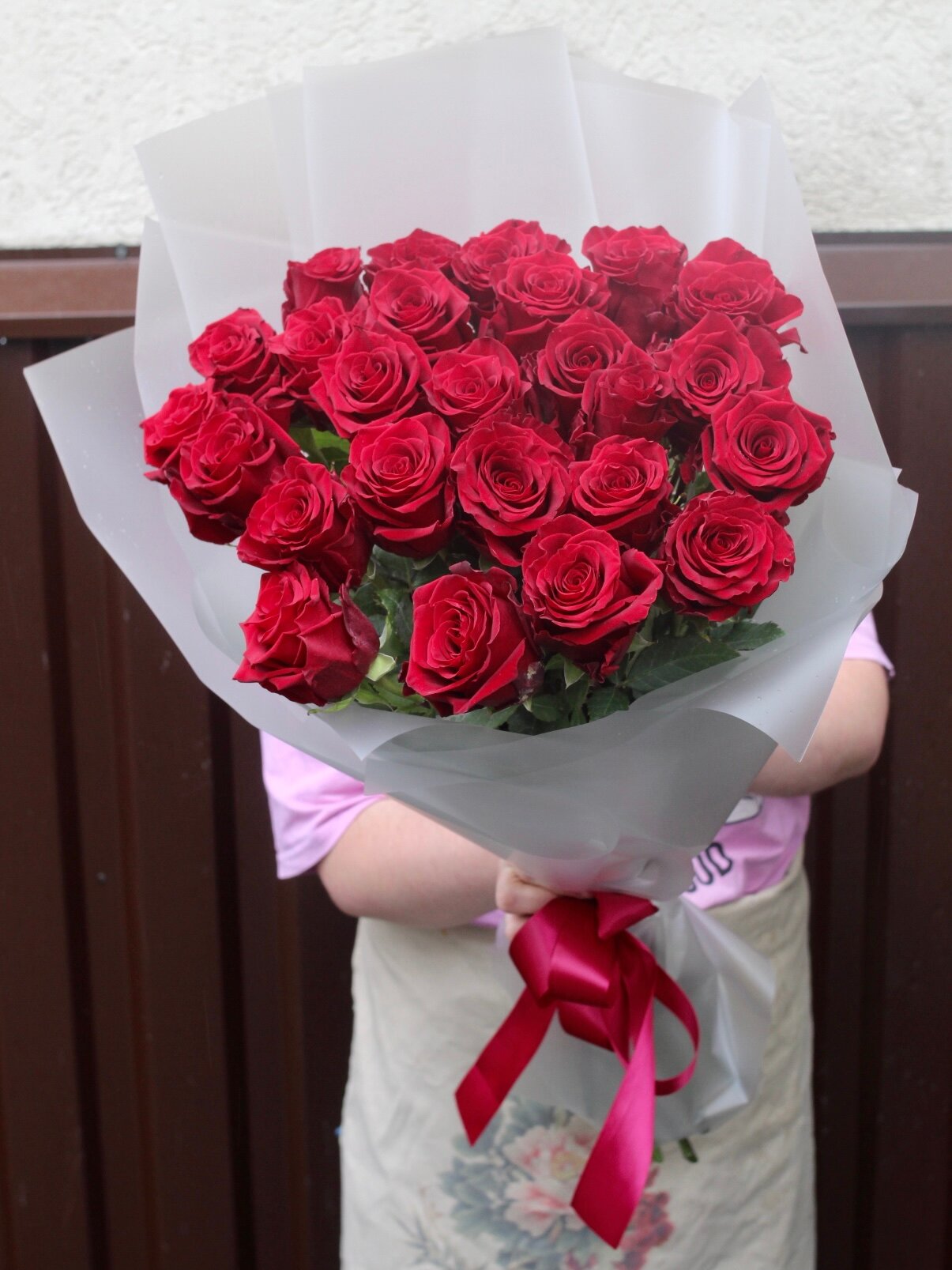 25 красных роз сорта Эксплорер