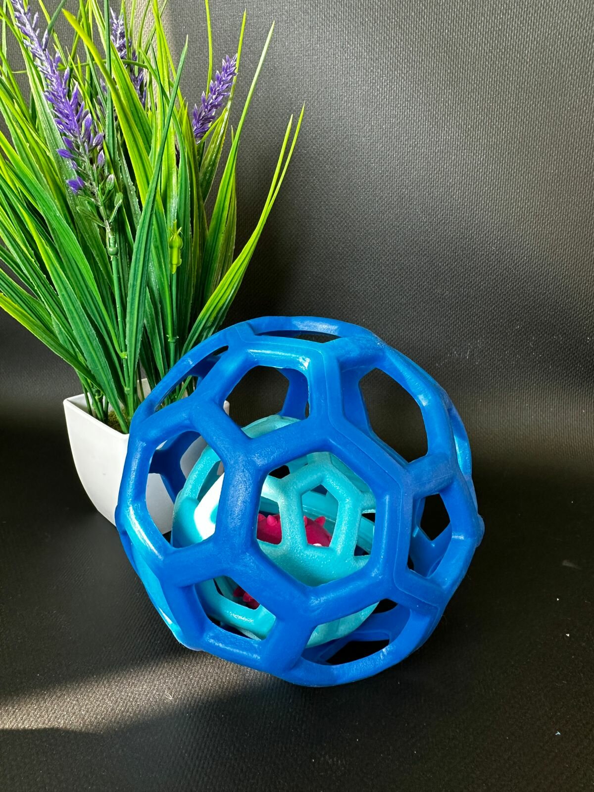 Мячик-погремушка для собак 9см. внутри тянущего мяча 14см. Для любых размеров и пород. Для чистки зубов. Интерактивный. Со звуком