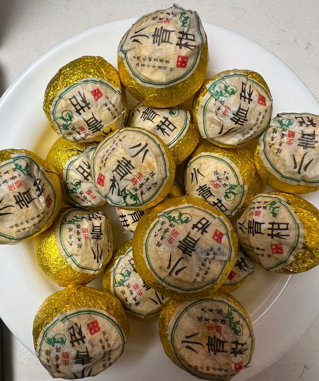 Черный чай Пуэр в мандарине в белой золотой упаковке 38" от бренда "Империя чая