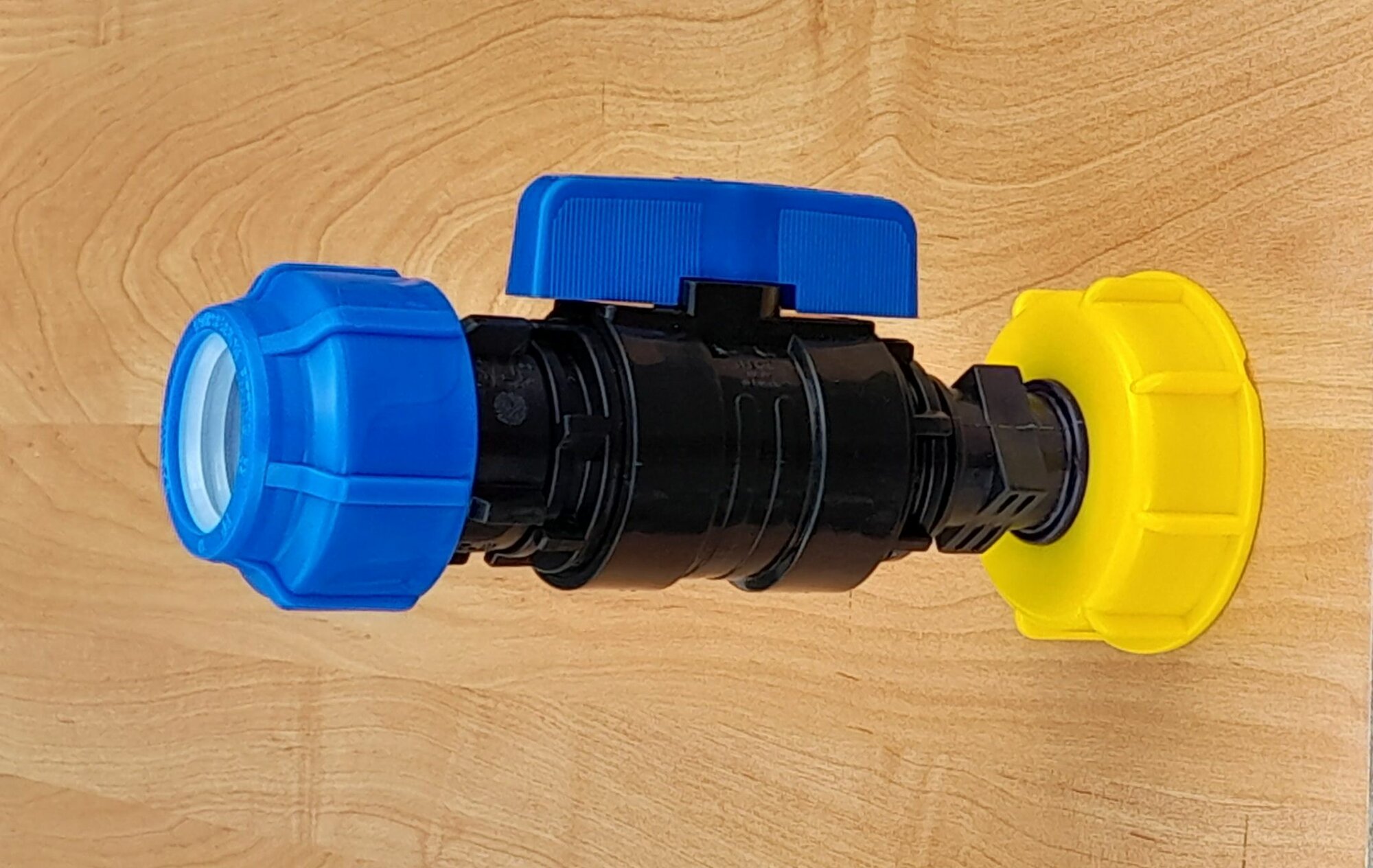 Муфта ПНД 32 мм с шаровым краном с переходником на еврокуб