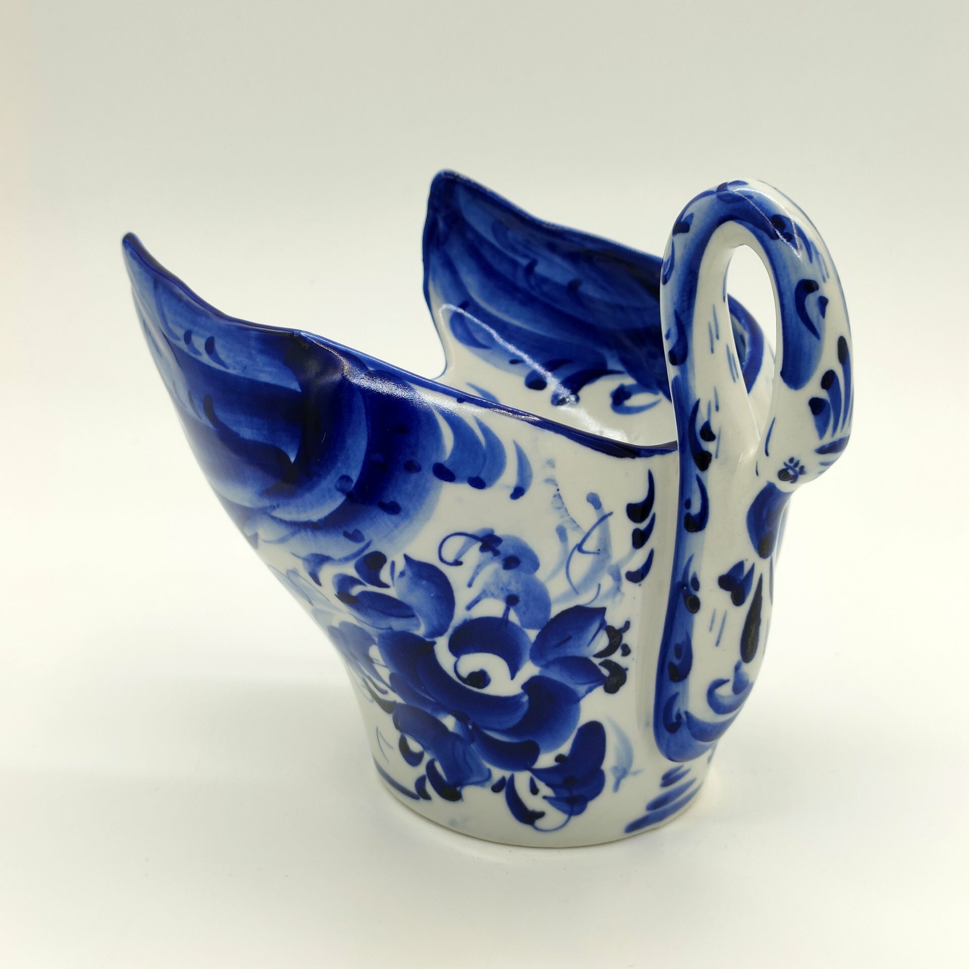 Конфетница "Лебедь", украшенная цветочным декором, фарфор, роспись