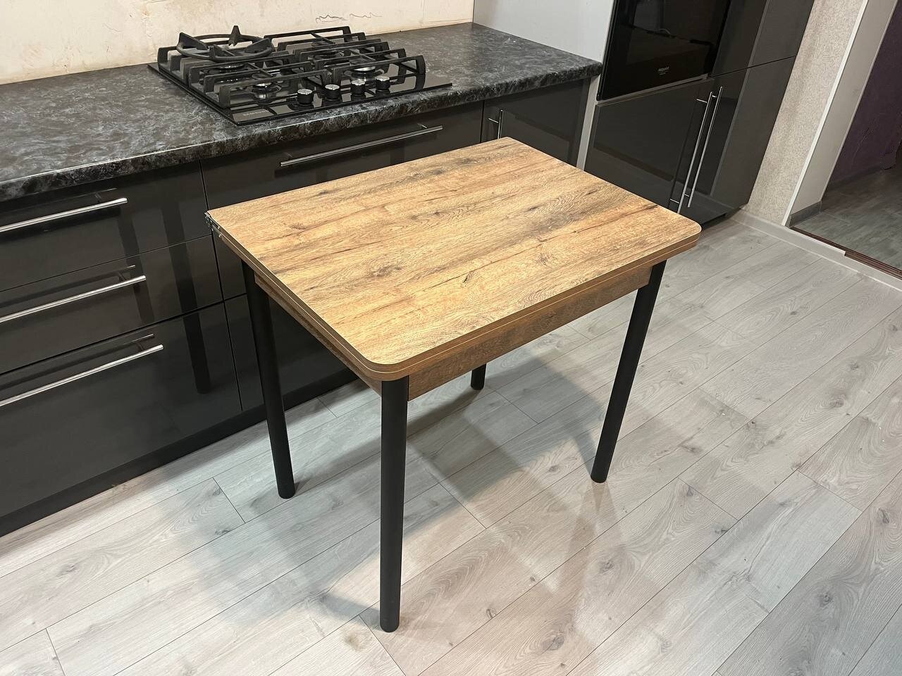 Стол обеденный раздвижной 80 см на 60(120) см коричневый с черными круглыми ножками