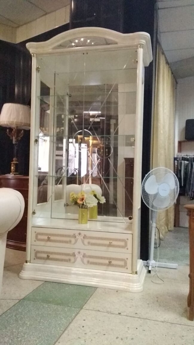 Витрина Роза, 2-х дверная, цвет бежевый глянец, фабрики Диа Мебель, Россия. 109х53х212 см, стекло прямое.