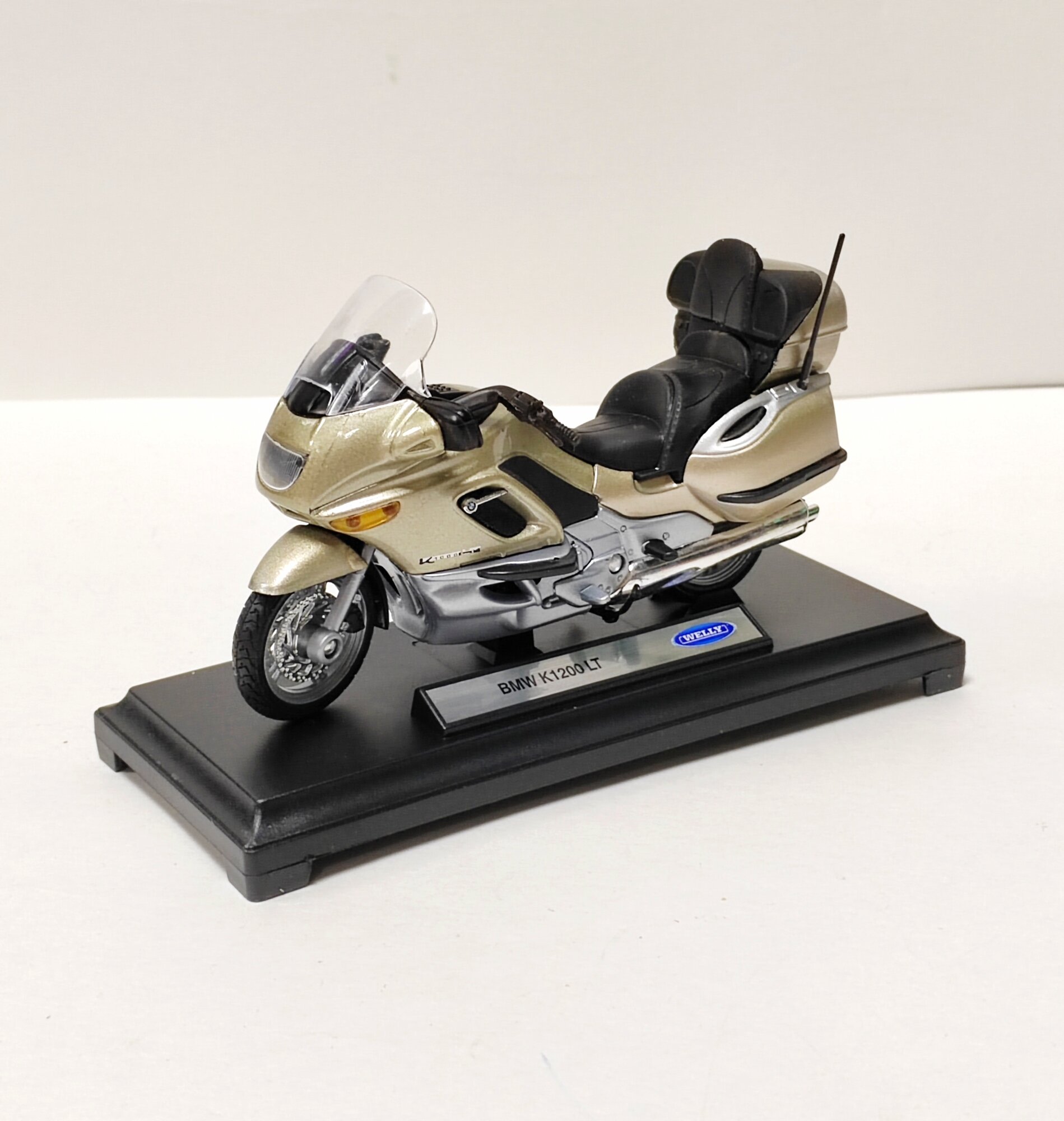 Модель Welly мотоцикл BMW K1200 LT, масштаб 1:18, золотистый